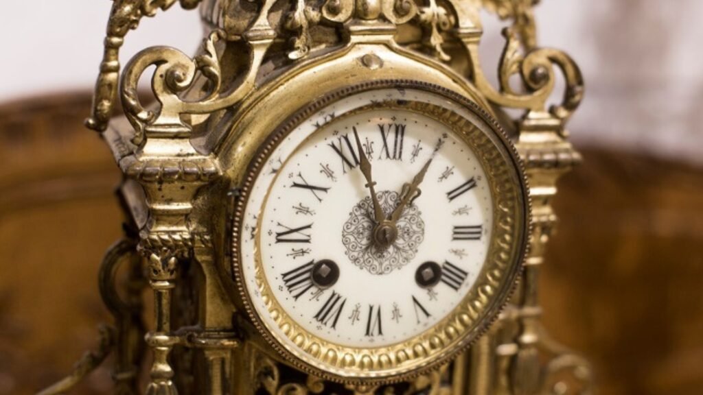 The Role of Antique Clocks in Historical Homes